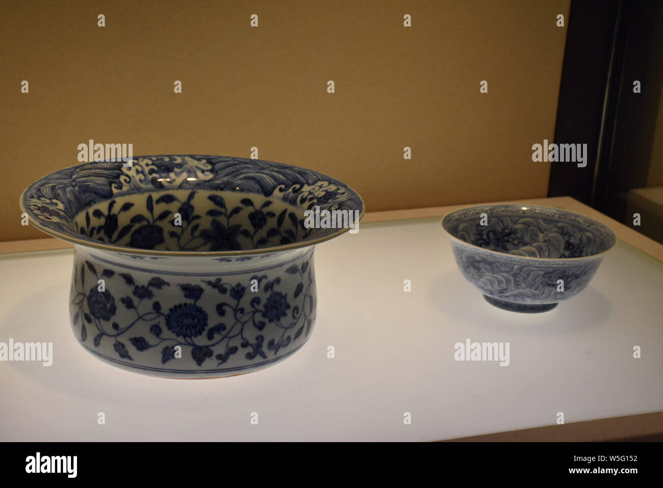 Chinese porcelain art hi-res stock photography and images - Alamy