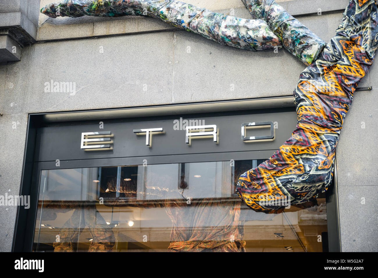 Etro milano logo hi-res stock photography and images - Alamy