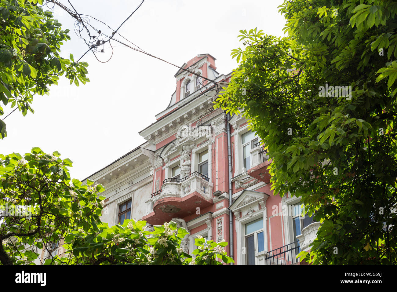 Building with pink stucco hi-res stock photography and images - Alamy