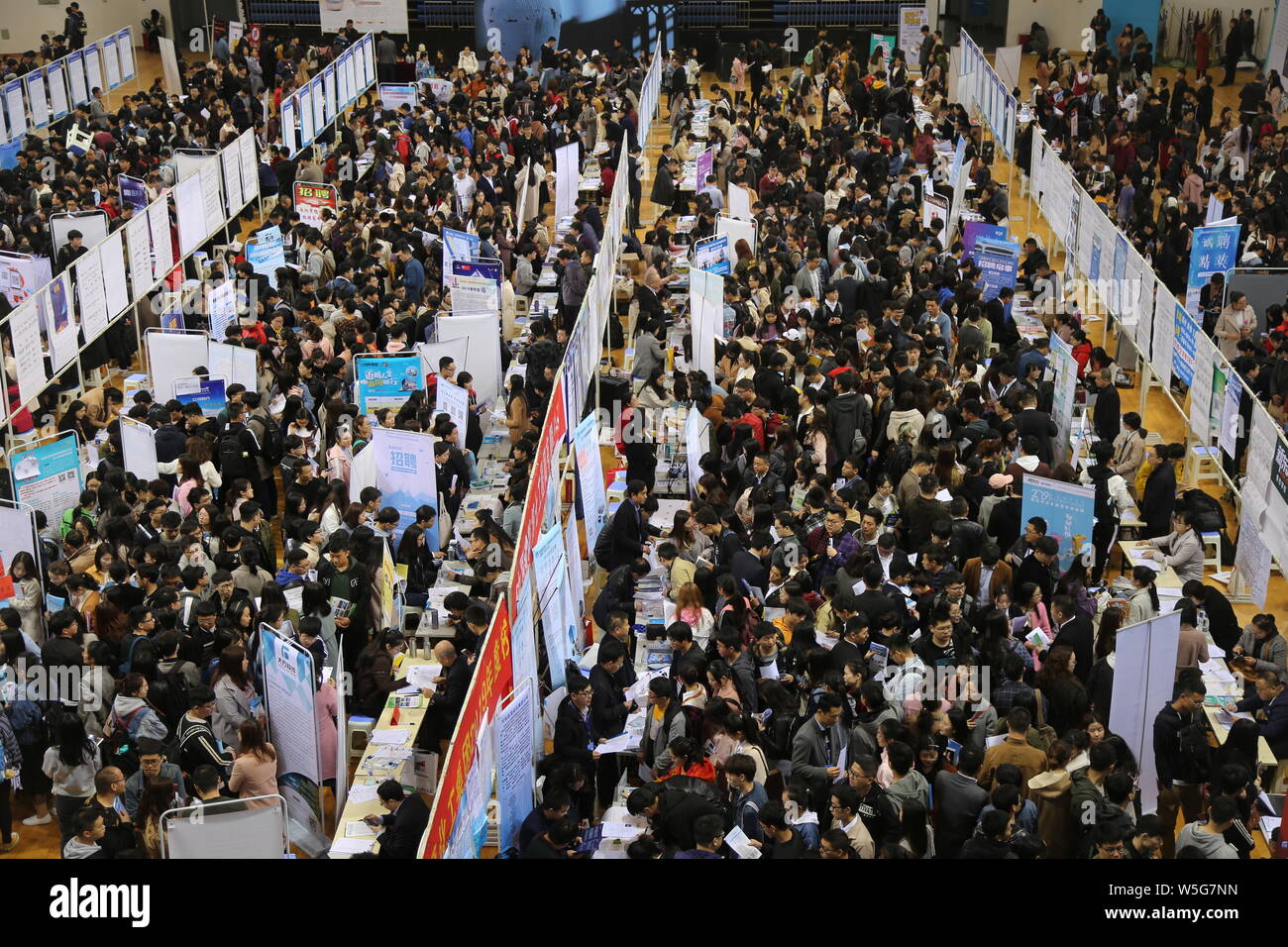 Chinese graduates crowd stalls to look for employments during a job ...