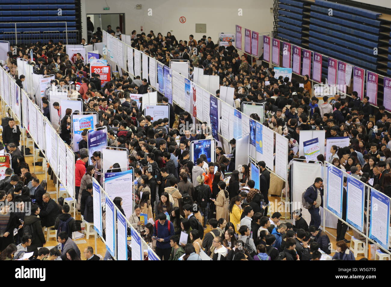 Chinese graduates crowd stalls to look for employments during a job ...