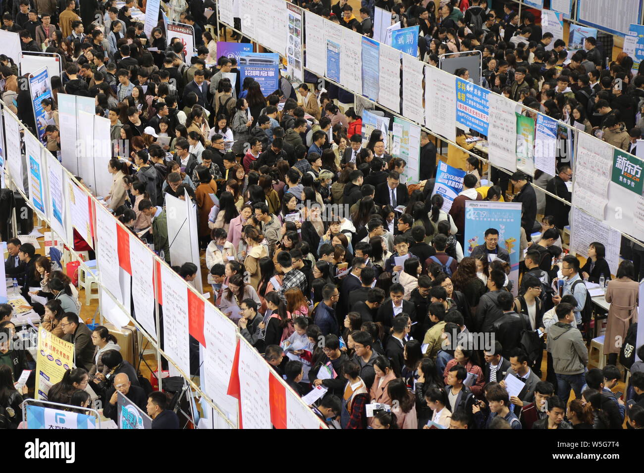 Chinese graduates crowd stalls to look for employments during a job ...