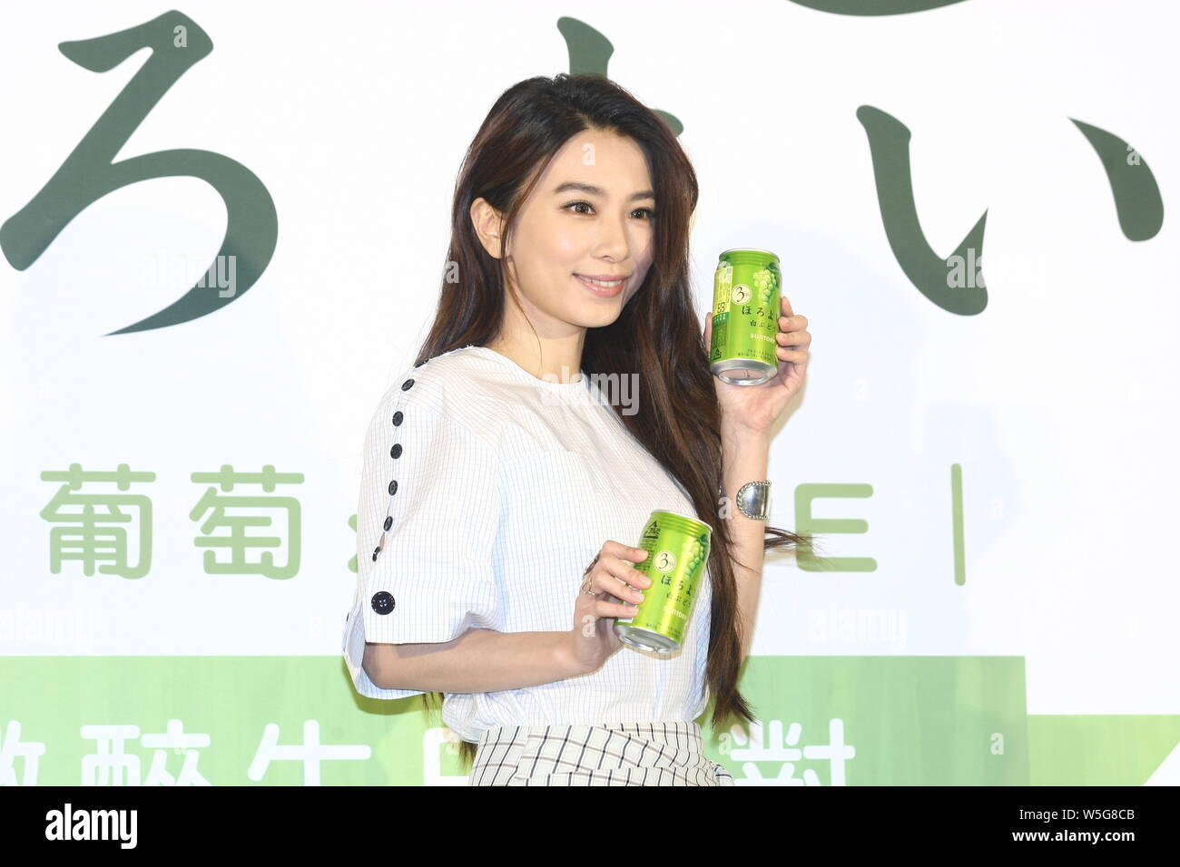 Taiwanese girl group s h e hi-res stock photography and images - Alamy