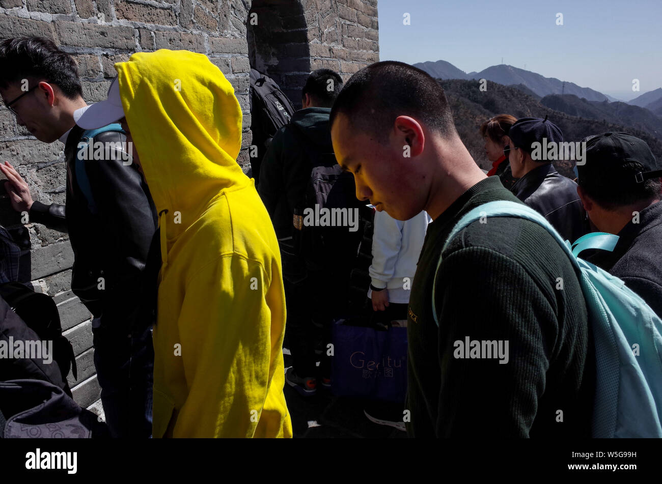 People crowd the Badaling Great Wall for a spring outing in Huairou ...