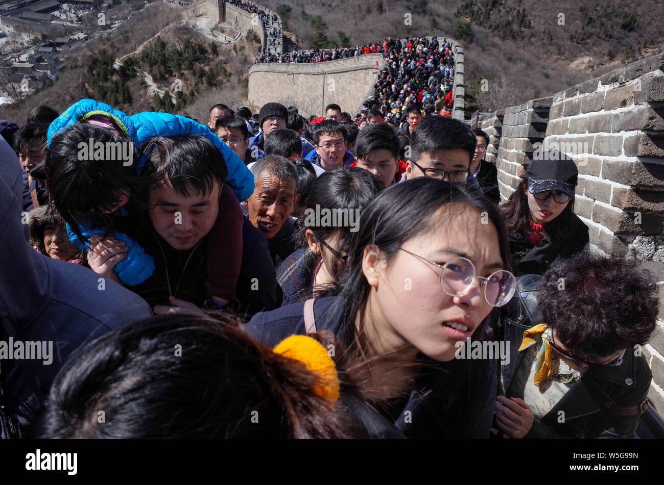 People crowd the Badaling Great Wall for a spring outing in Huairou ...