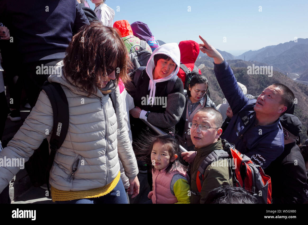 People crowd the Badaling Great Wall for a spring outing in Huairou ...