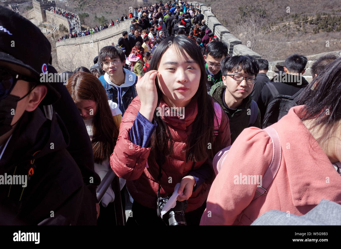 People crowd the Badaling Great Wall for a spring outing in Huairou ...