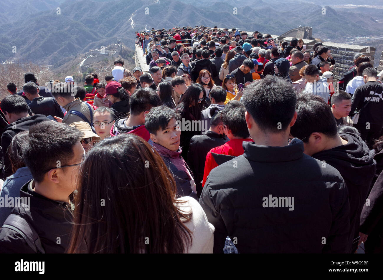 People crowd the Badaling Great Wall for a spring outing in Huairou ...