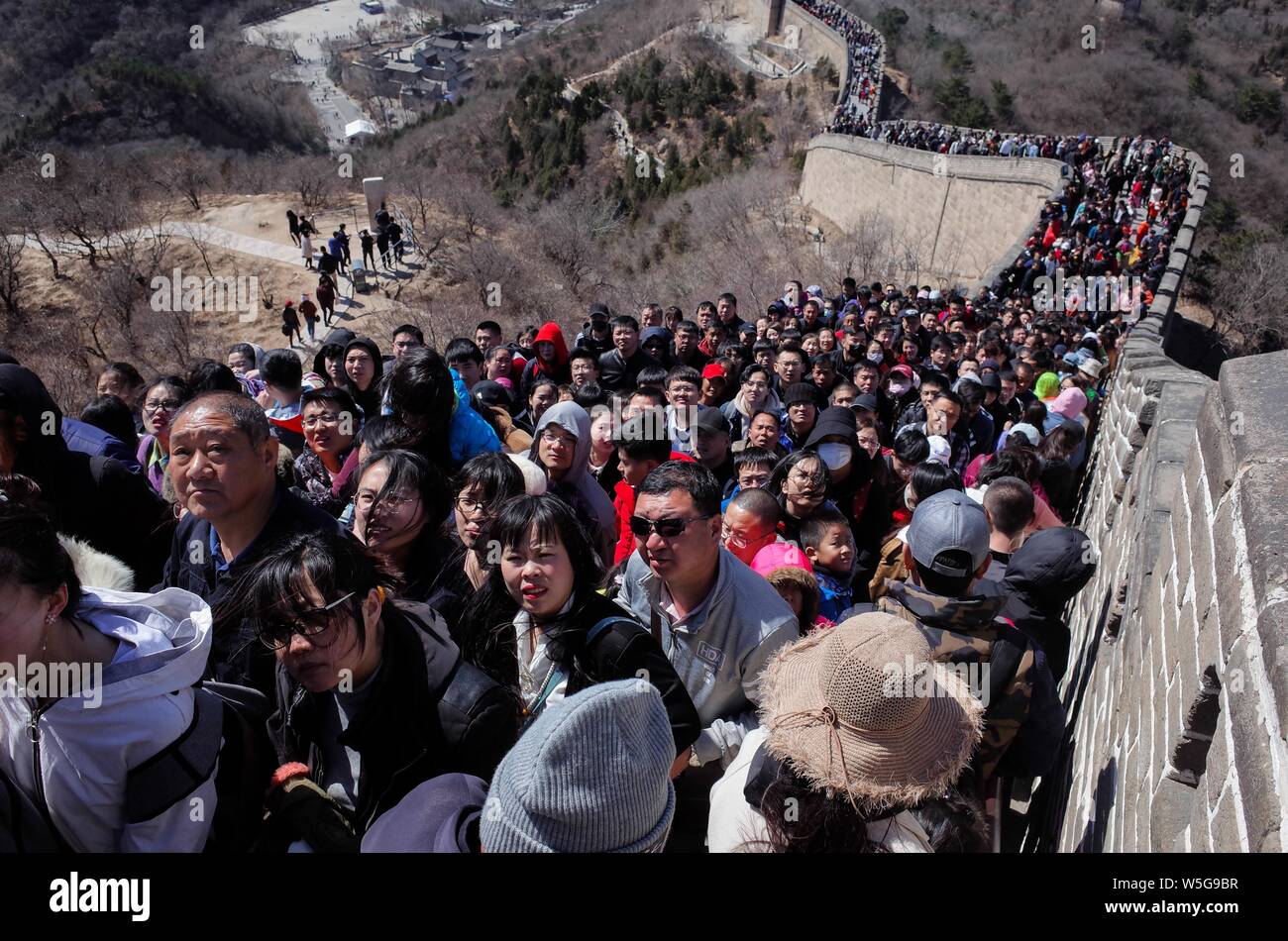 People crowd the Badaling Great Wall for a spring outing in Huairou ...