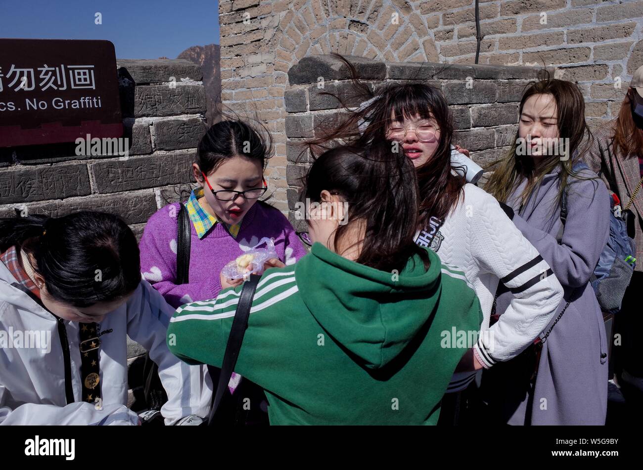 People crowd the Badaling Great Wall for a spring outing in Huairou ...