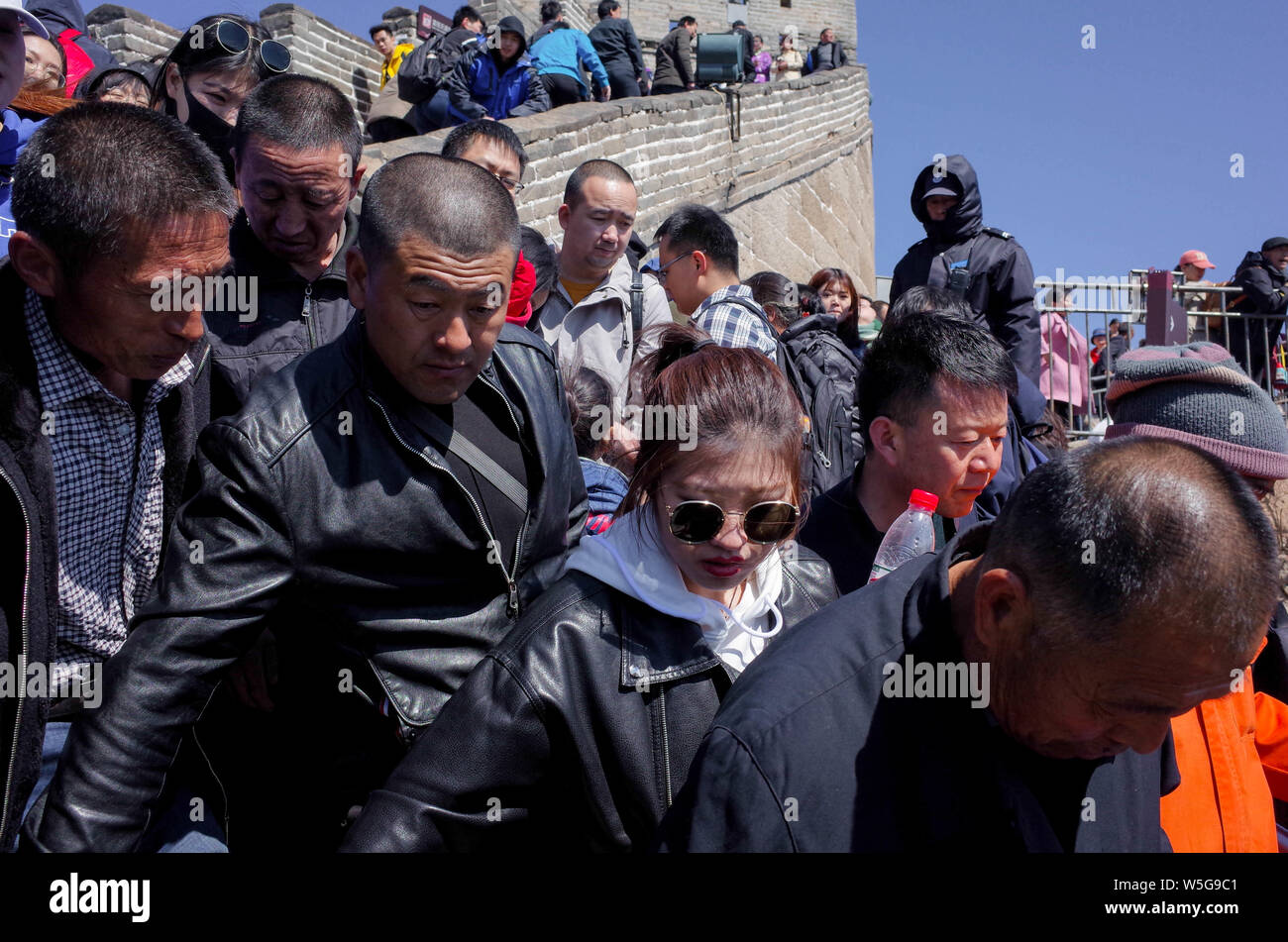 People crowd the Badaling Great Wall for a spring outing in Huairou ...