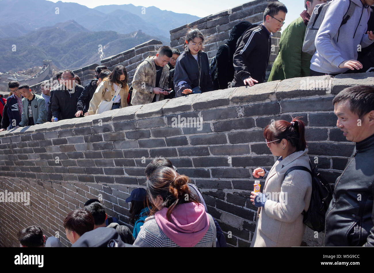 People crowd the Badaling Great Wall for a spring outing in Huairou ...