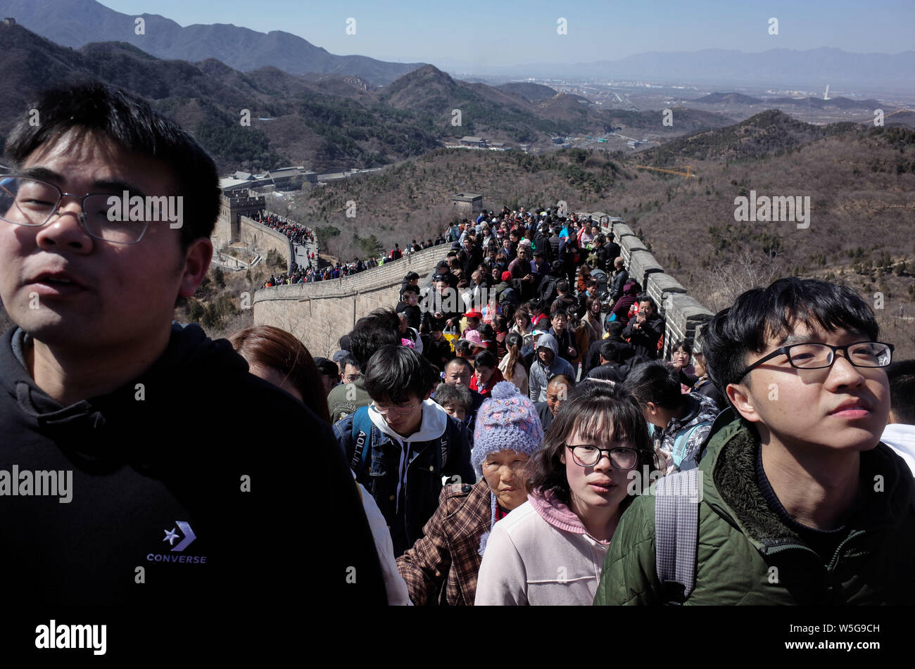 People crowd the Badaling Great Wall for a spring outing in Huairou ...