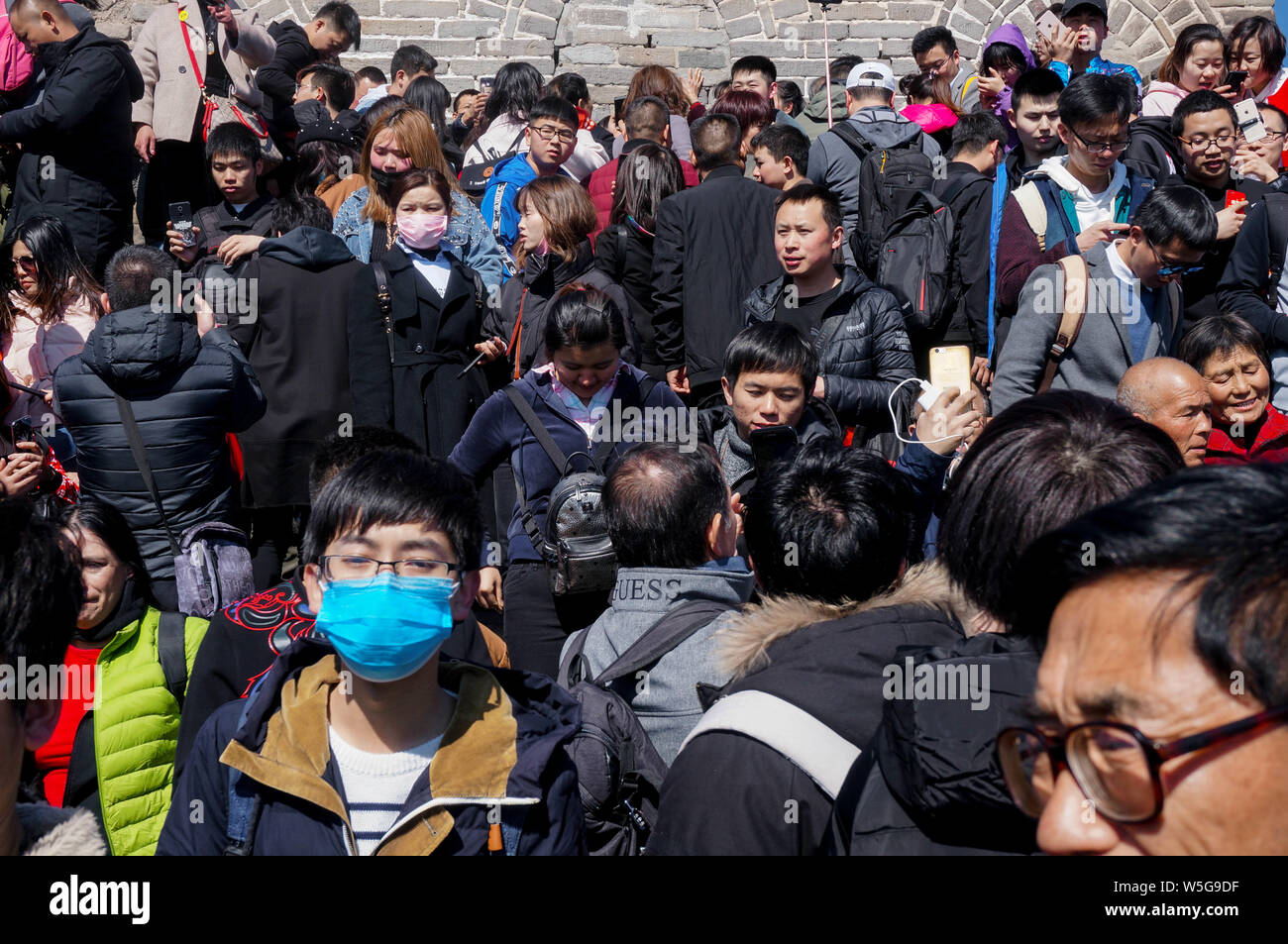 People crowd the Badaling Great Wall for a spring outing in Huairou ...
