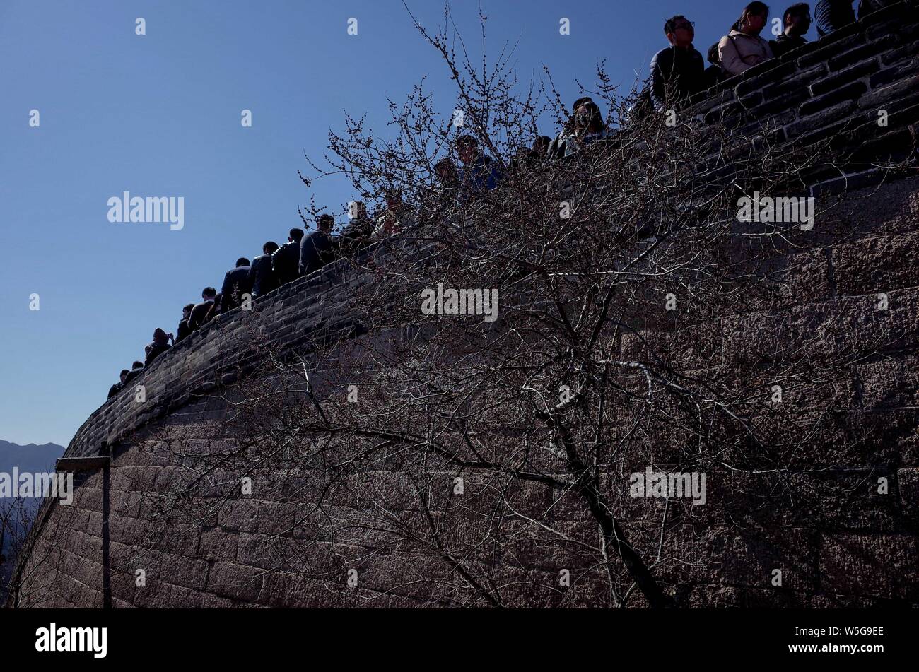 People crowd the Badaling Great Wall for a spring outing in Huairou ...