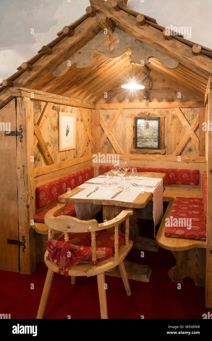 Old italian restaurant interior hi-res stock photography and images - Alamy