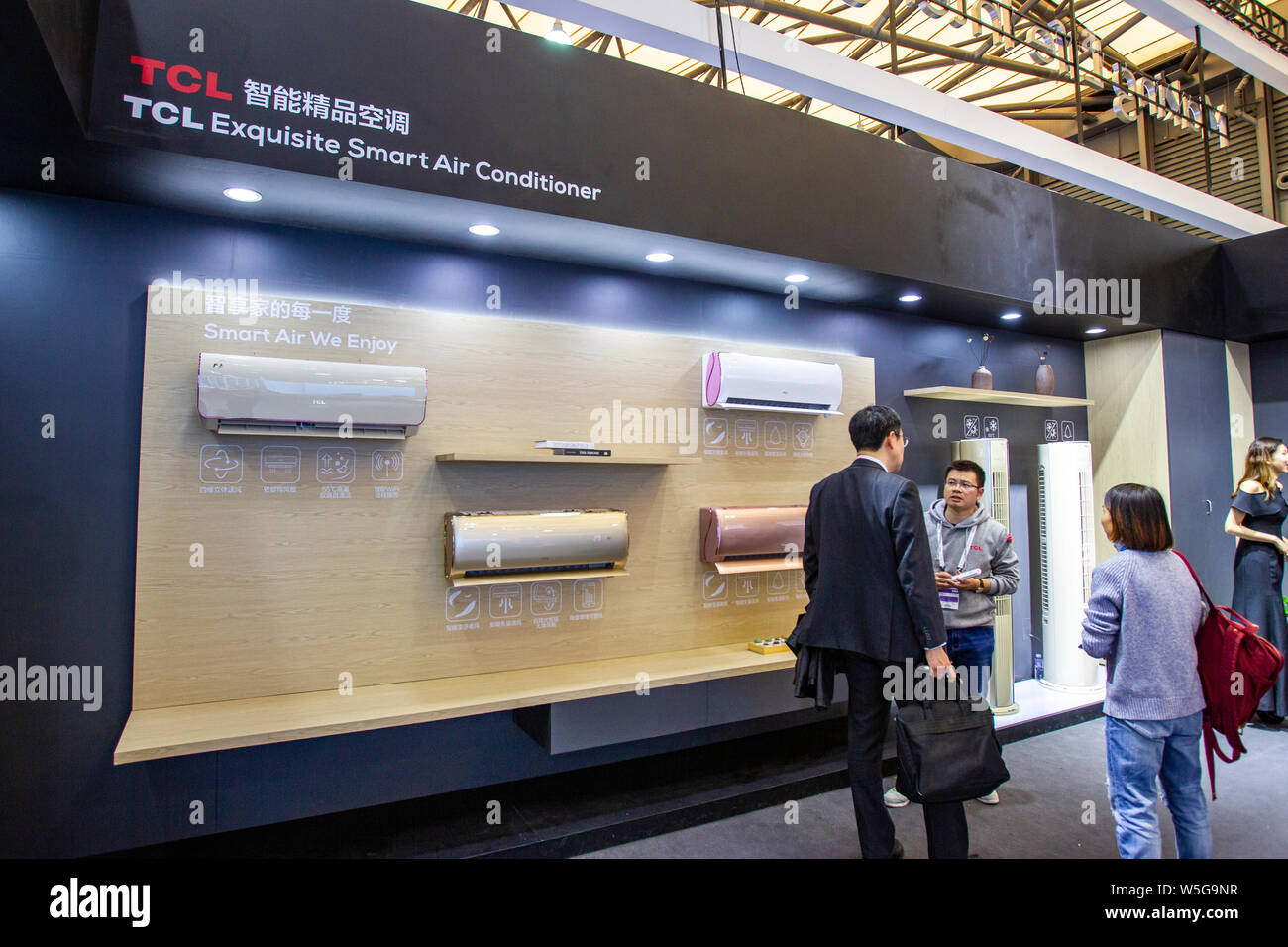--FILE--People visit the stand of China's leading home appliance ...
