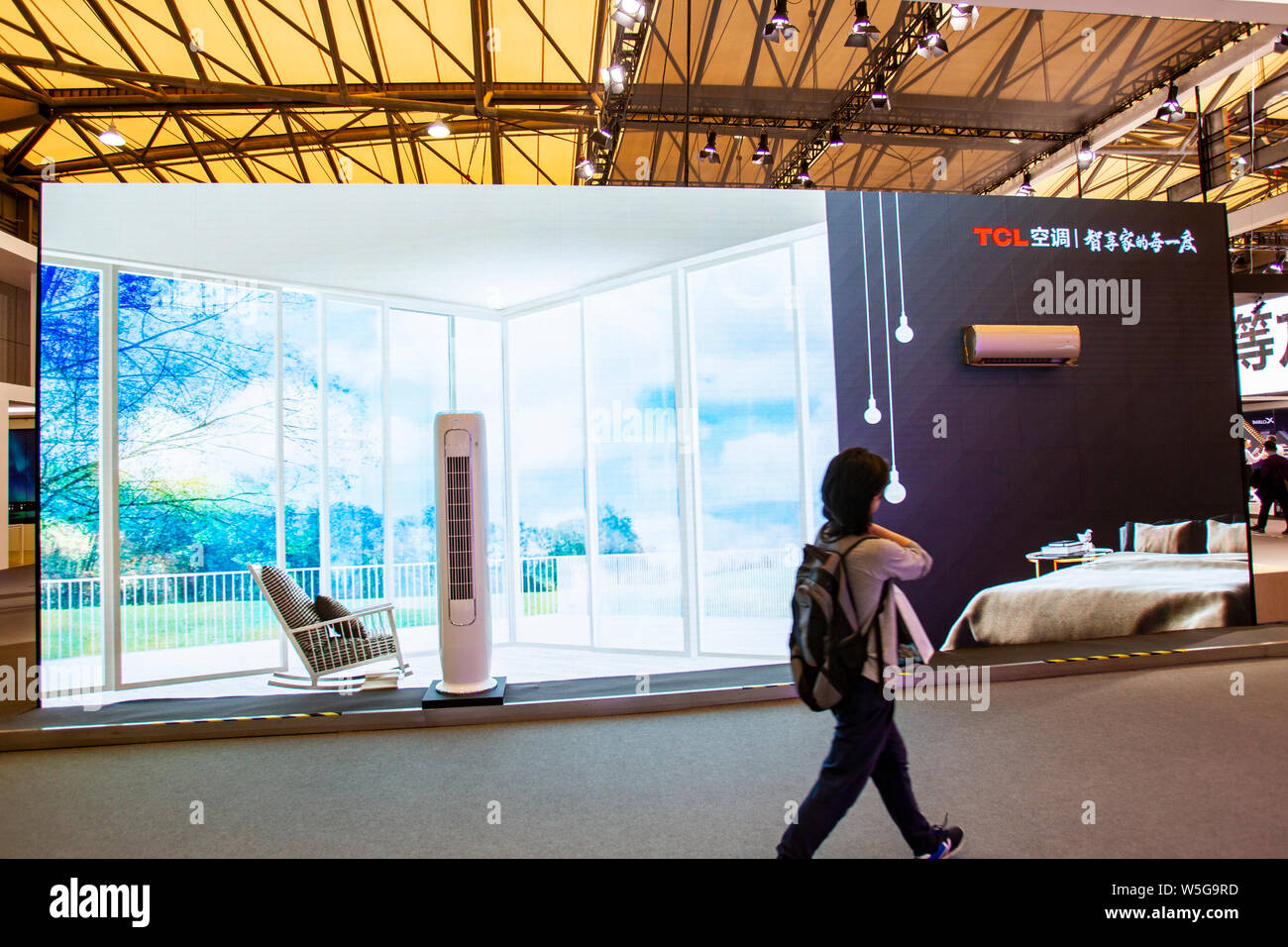 --FILE--People visit the stand of China's leading home appliance ...