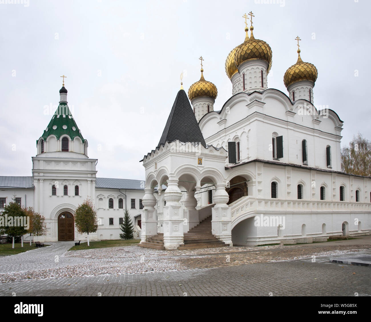 Holy gate with church of Chrysanthus and Darius and Trinity cathedral ...