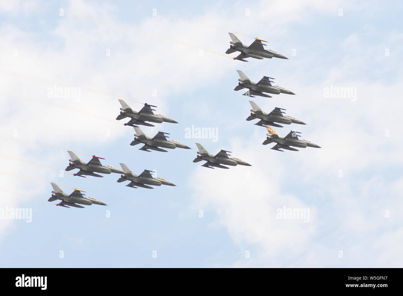 F 16s formation hi-res stock photography and images - Alamy