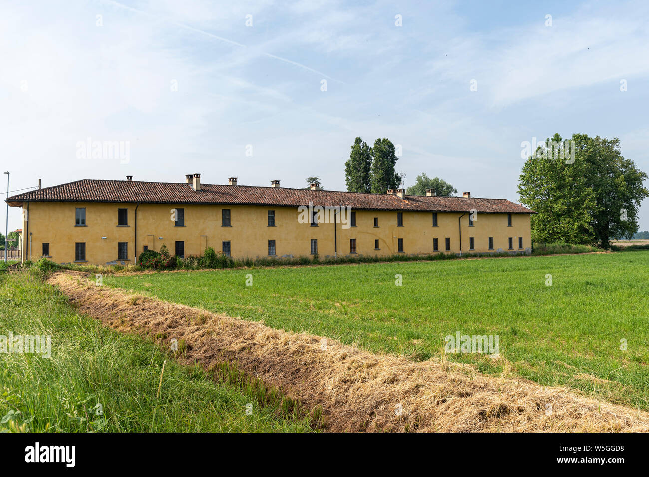 Carpiano, Milan, Lombardy, Italy: old typical farmhouse Stock Photo - Alamy