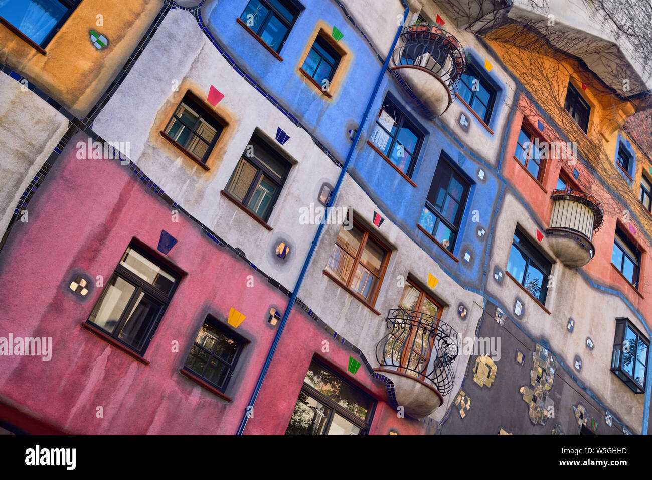 Austria, Vienna, the colourful Hundertwasserhaus apartment block, built ...