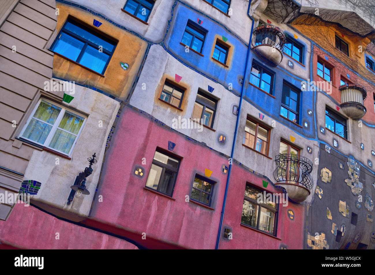 Austria, Vienna, the colourful Hundertwasserhaus apartment block, built ...