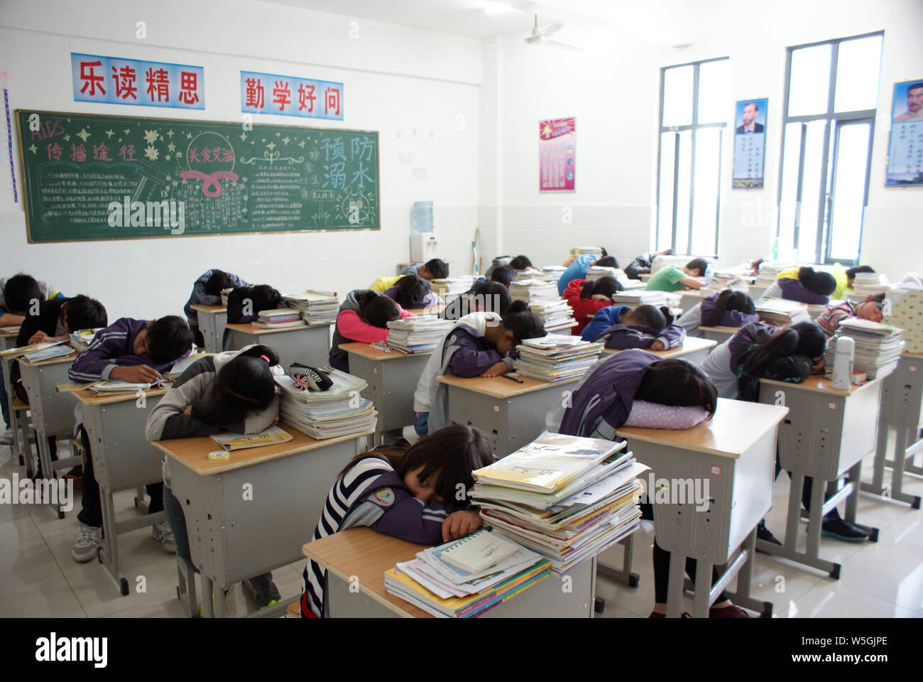 --FILE--Chinese students have a rest as they fall asleep at their desks ...