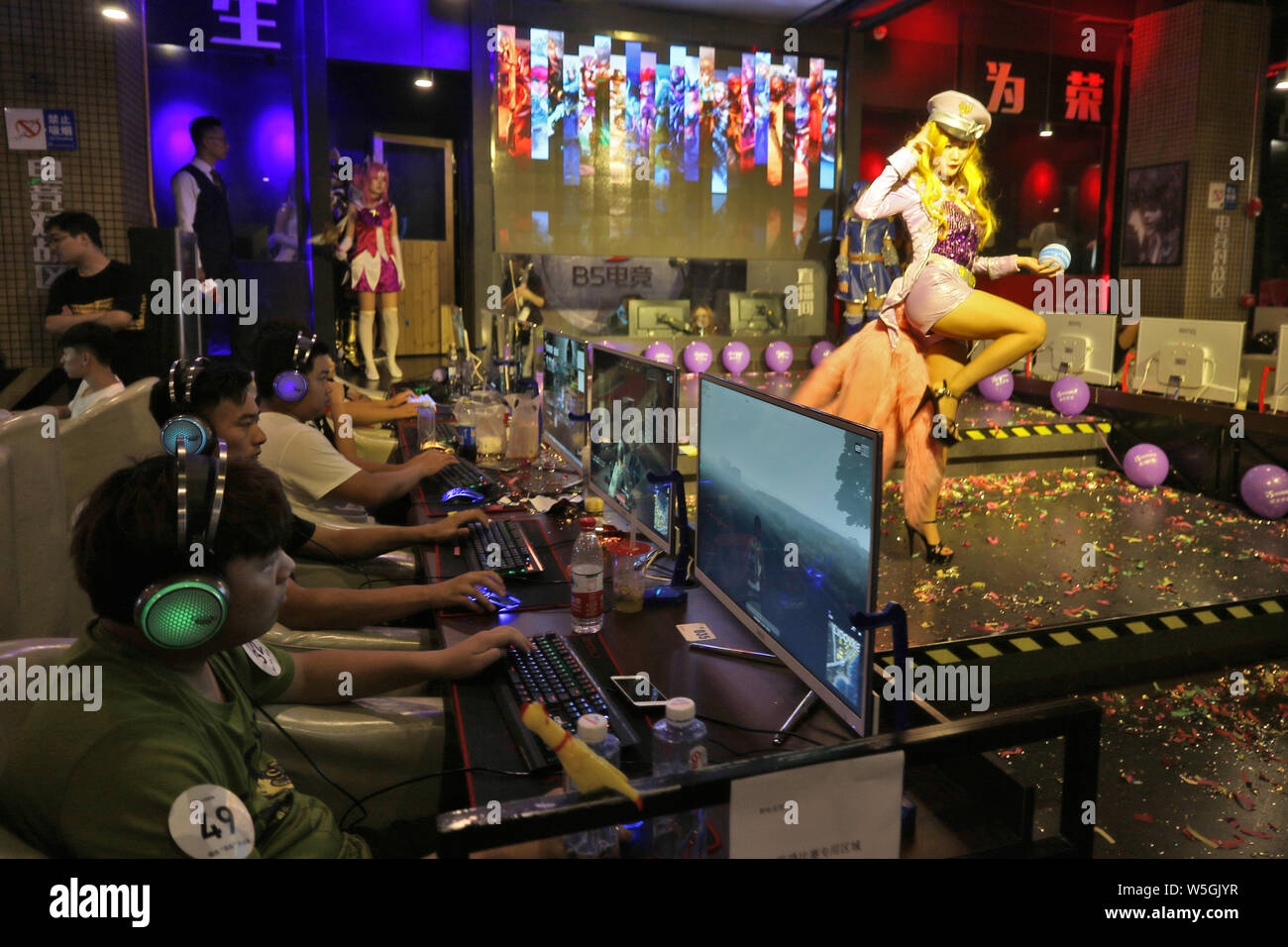 --FILE--Young Chinese netizens play online video games at an Internet ...