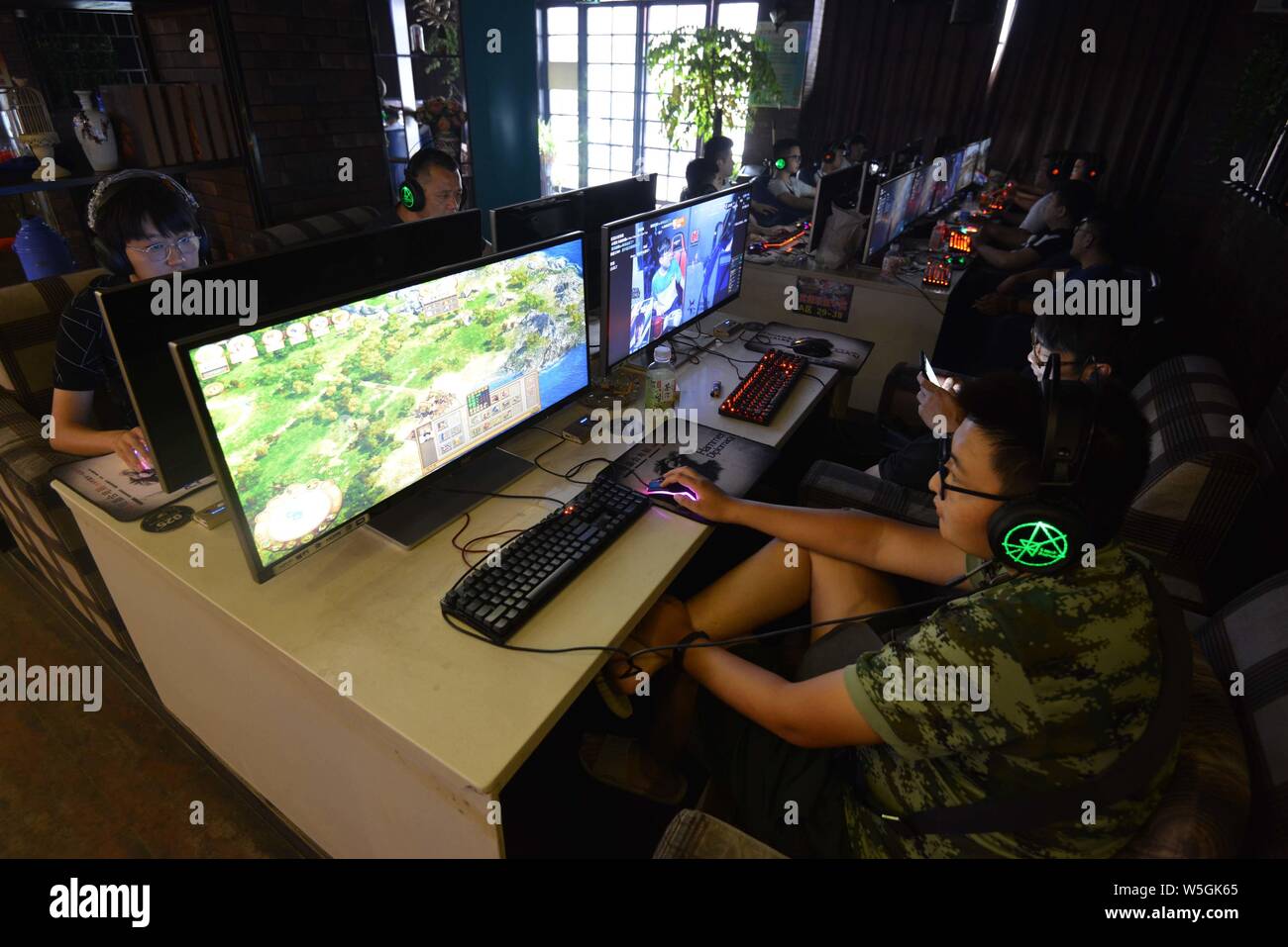 --FILE--Young Chinese netizens play online games at an Internet cafe in ...