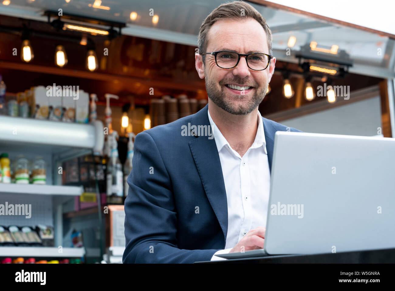Businessman smiling portrait outdoor hi-res stock photography and ...