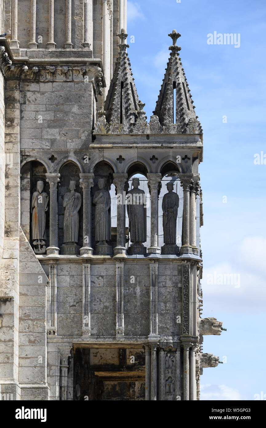 Chartres cathedral exterior hi-res stock photography and images - Alamy
