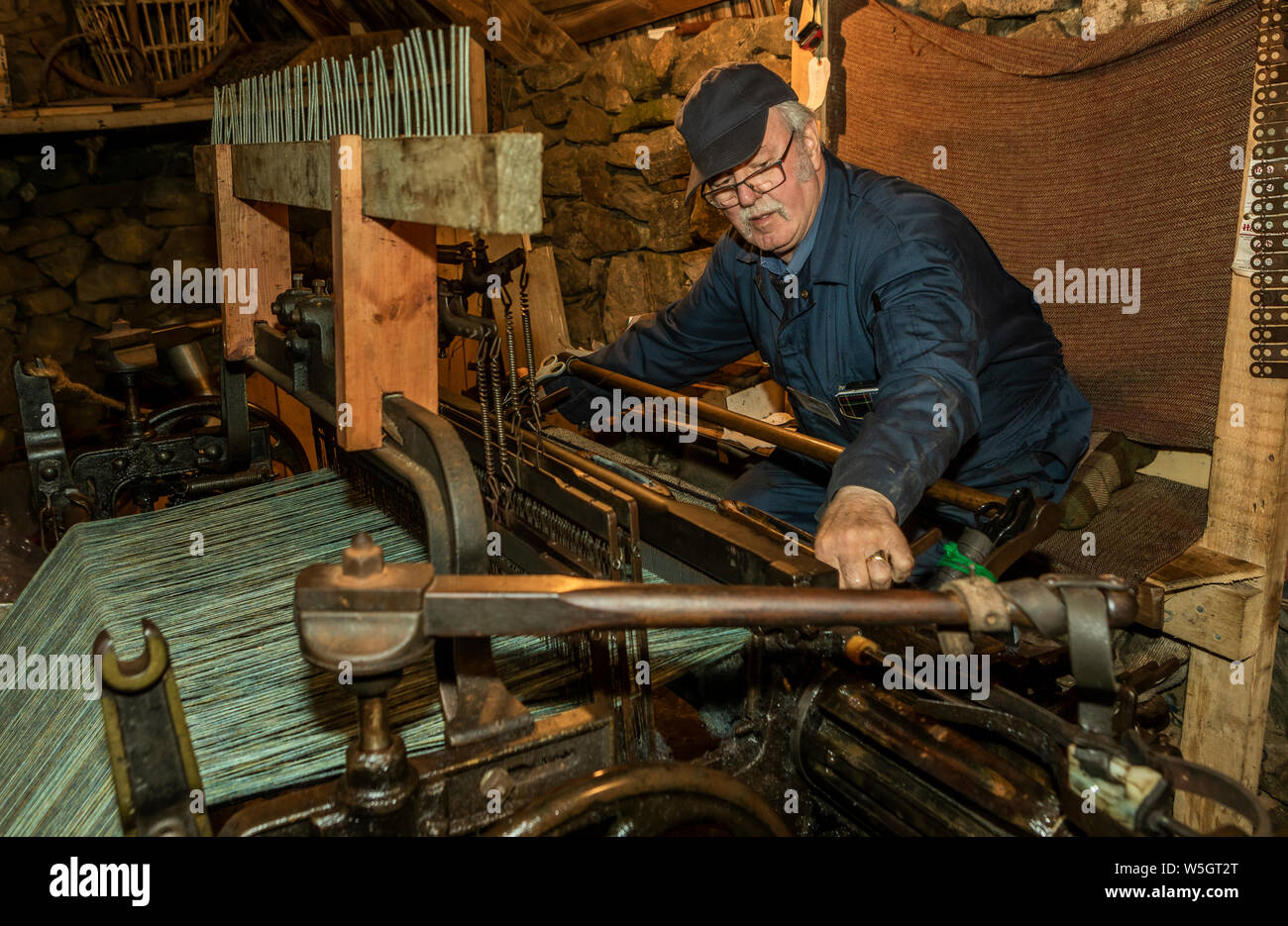 Loom machine hi-res stock photography and images - Alamy