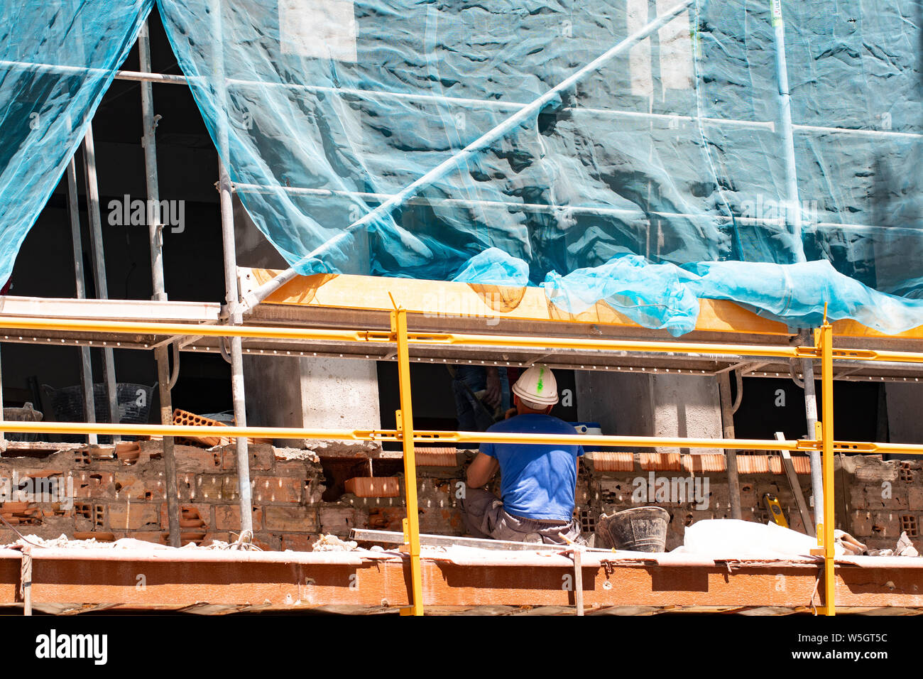 Mason labour working construction site hi-res stock photography and ...