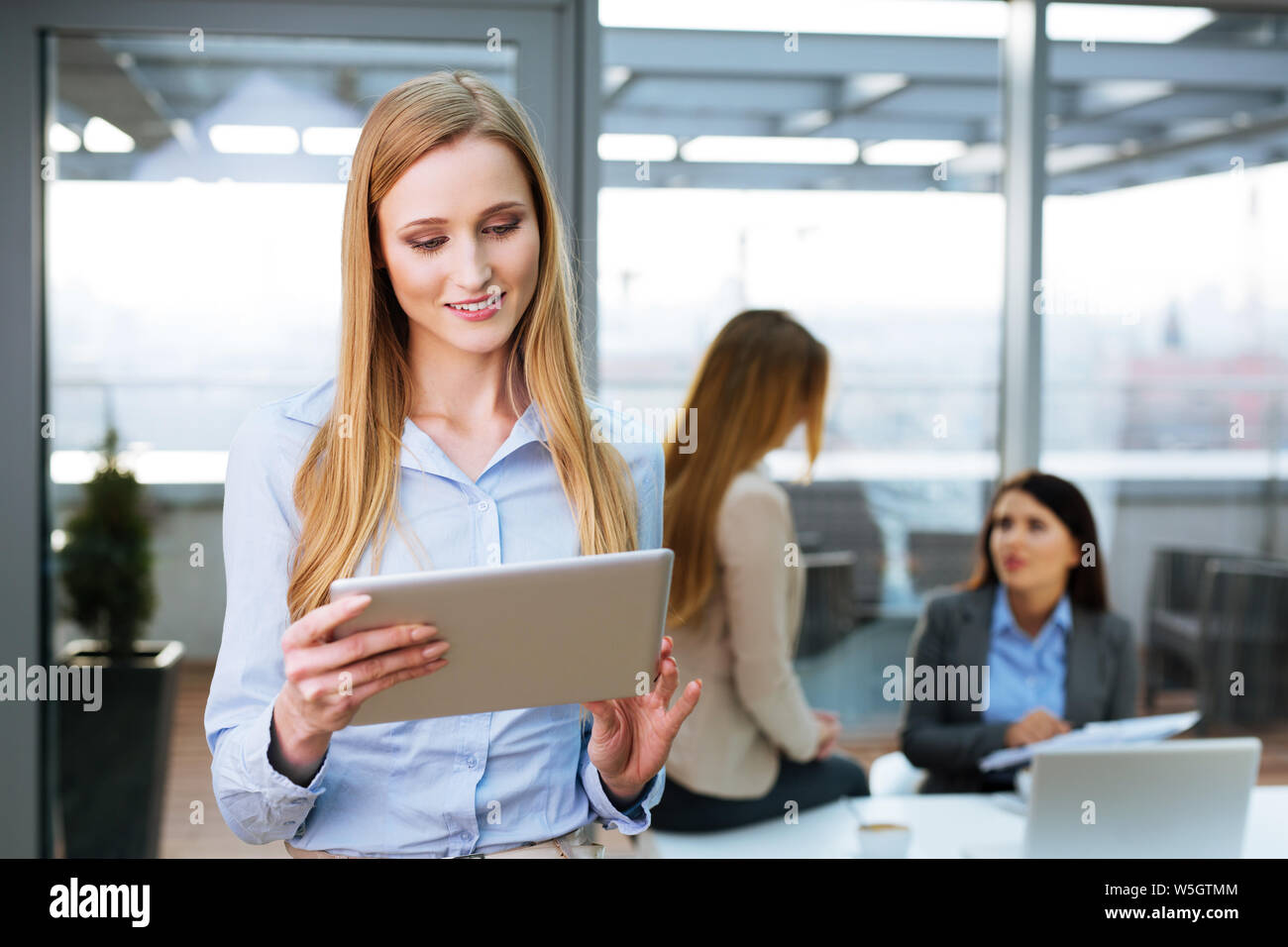 Young pretty woman browsing tablet hi-res stock photography and images ...