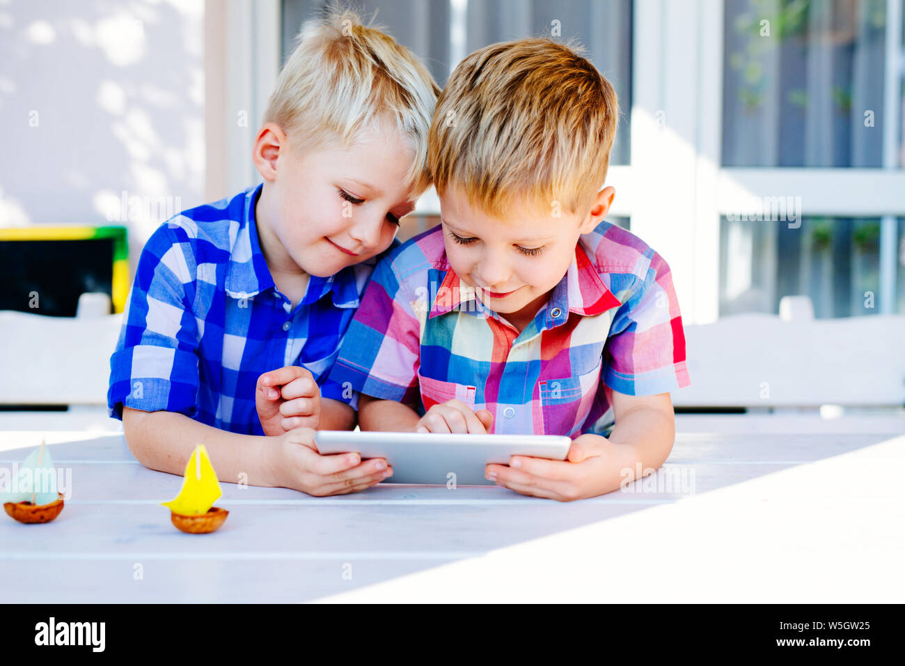 Male boy boys kids children friends hi-res stock photography and images ...