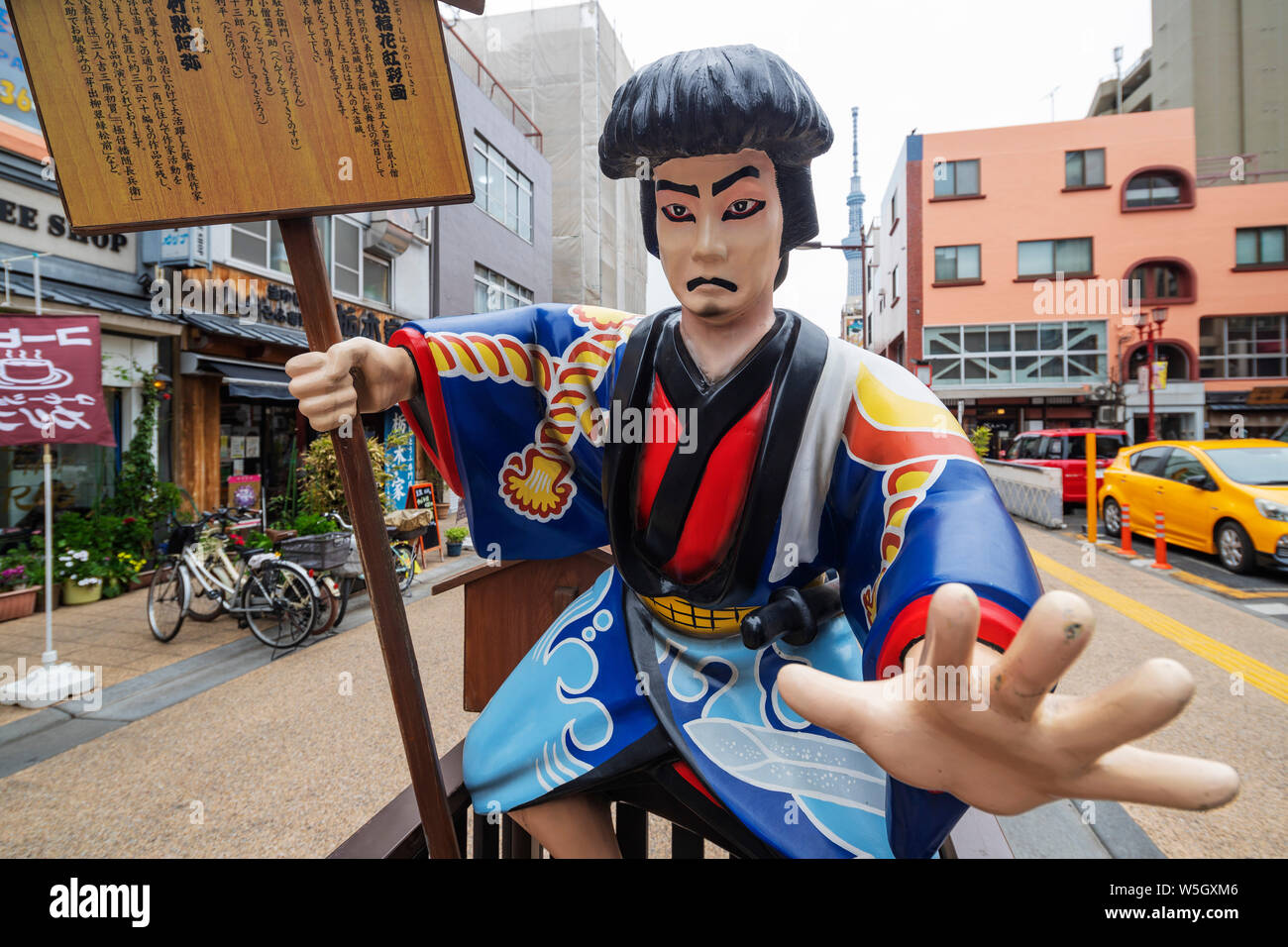 Kitsch samurai statue, Asakusa, Tokyo, Japan, Asia Stock Photo - Alamy