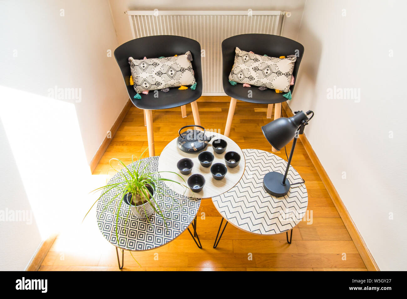 Cast iron chairs hi-res stock photography and images - Alamy