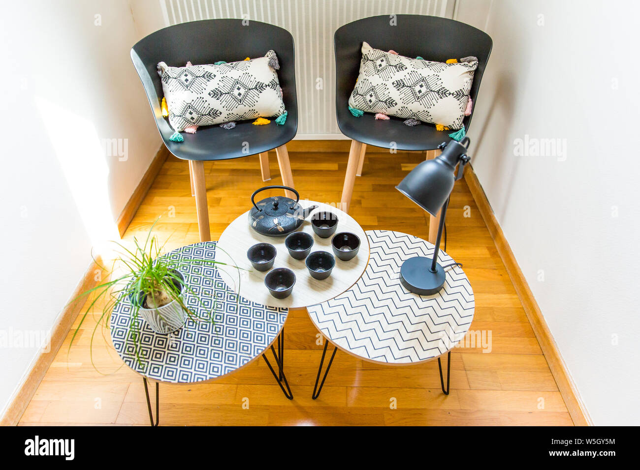 Cast iron chairs hi-res stock photography and images - Alamy