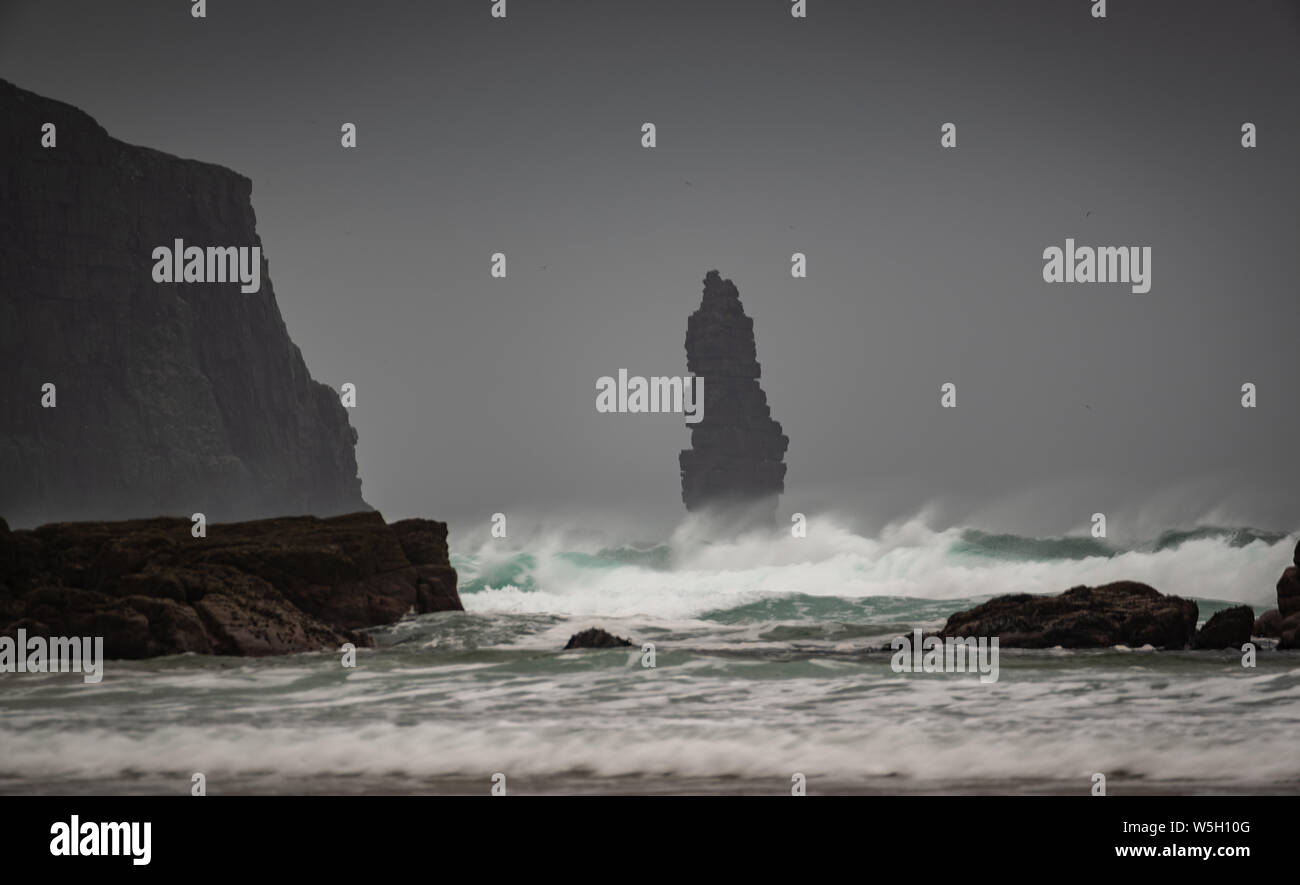 Sandwood bay sea stack am hi-res stock photography and images - Alamy