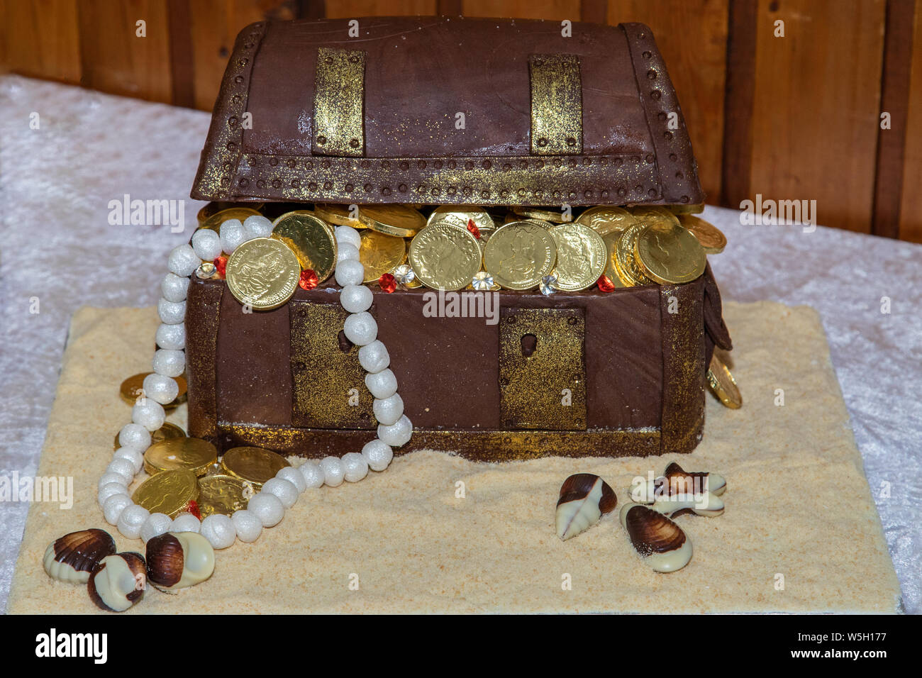 Cake as a treasure chest Stock Photo - Alamy
