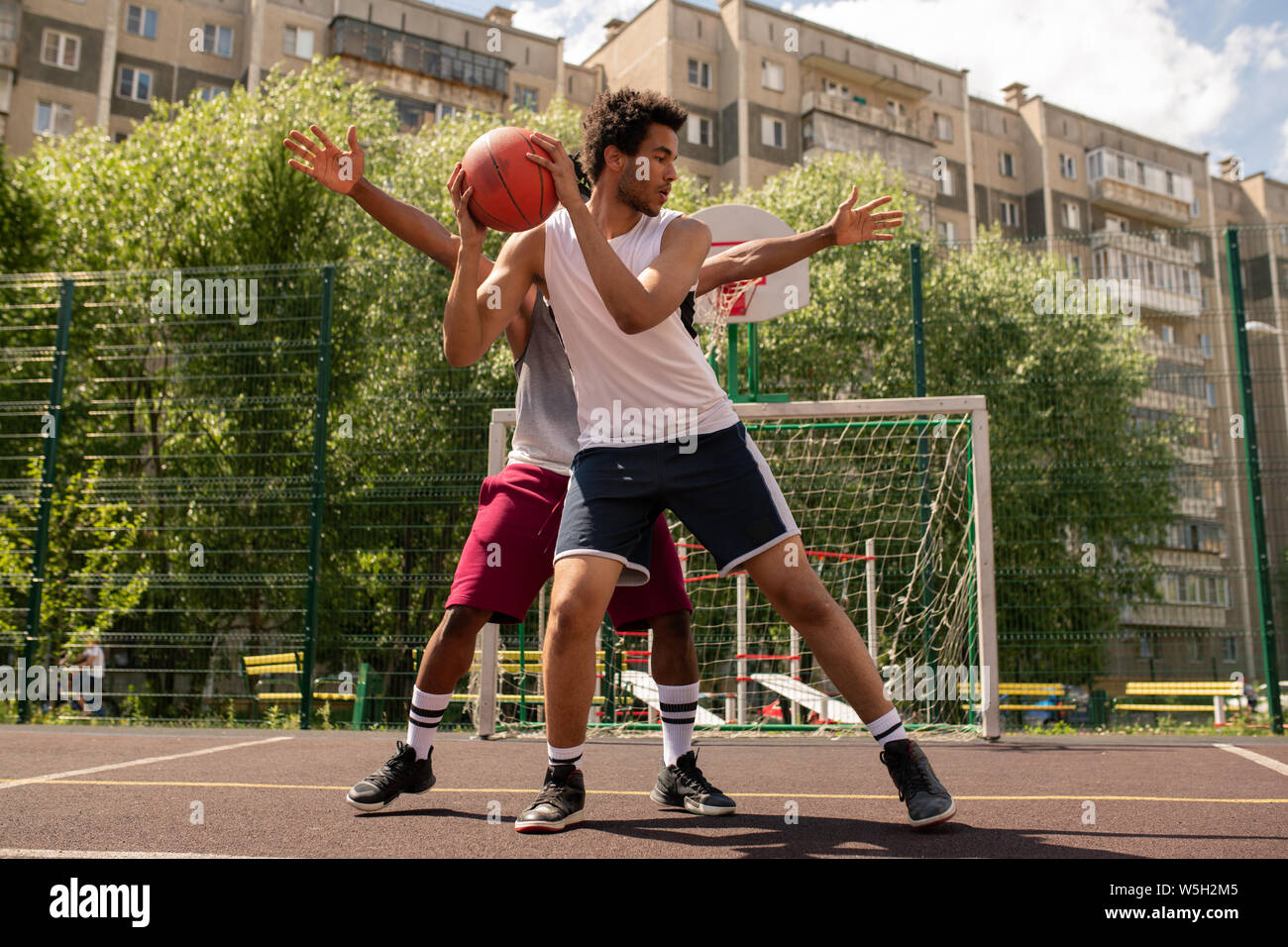 Young basketball players take hi-res stock photography and images - Alamy