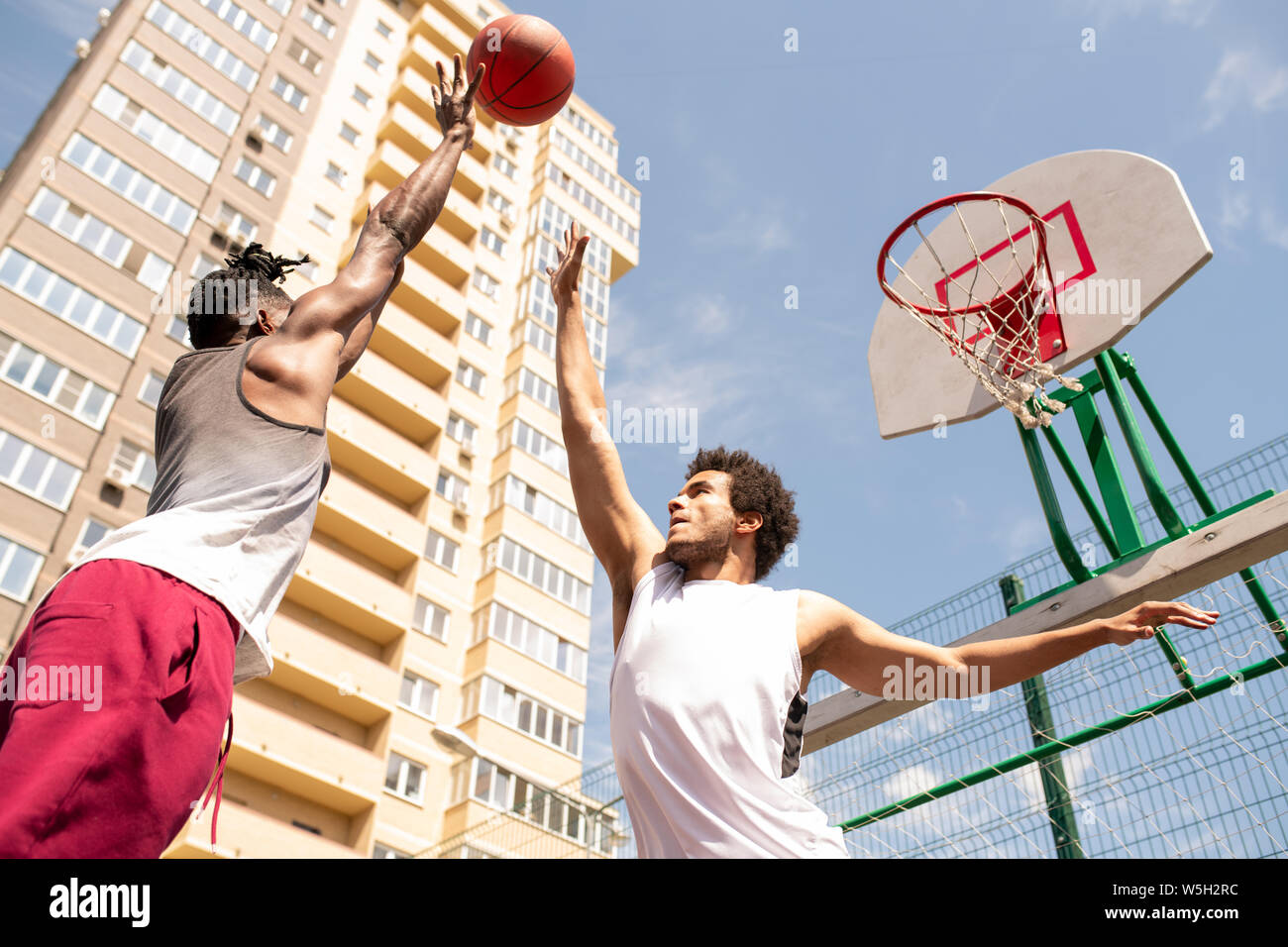 Basketball player catching ball hi-res stock photography and images - Alamy