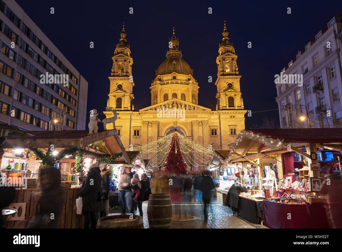 Christmas stalls at night in front of St. Stephen's Basilica in ...