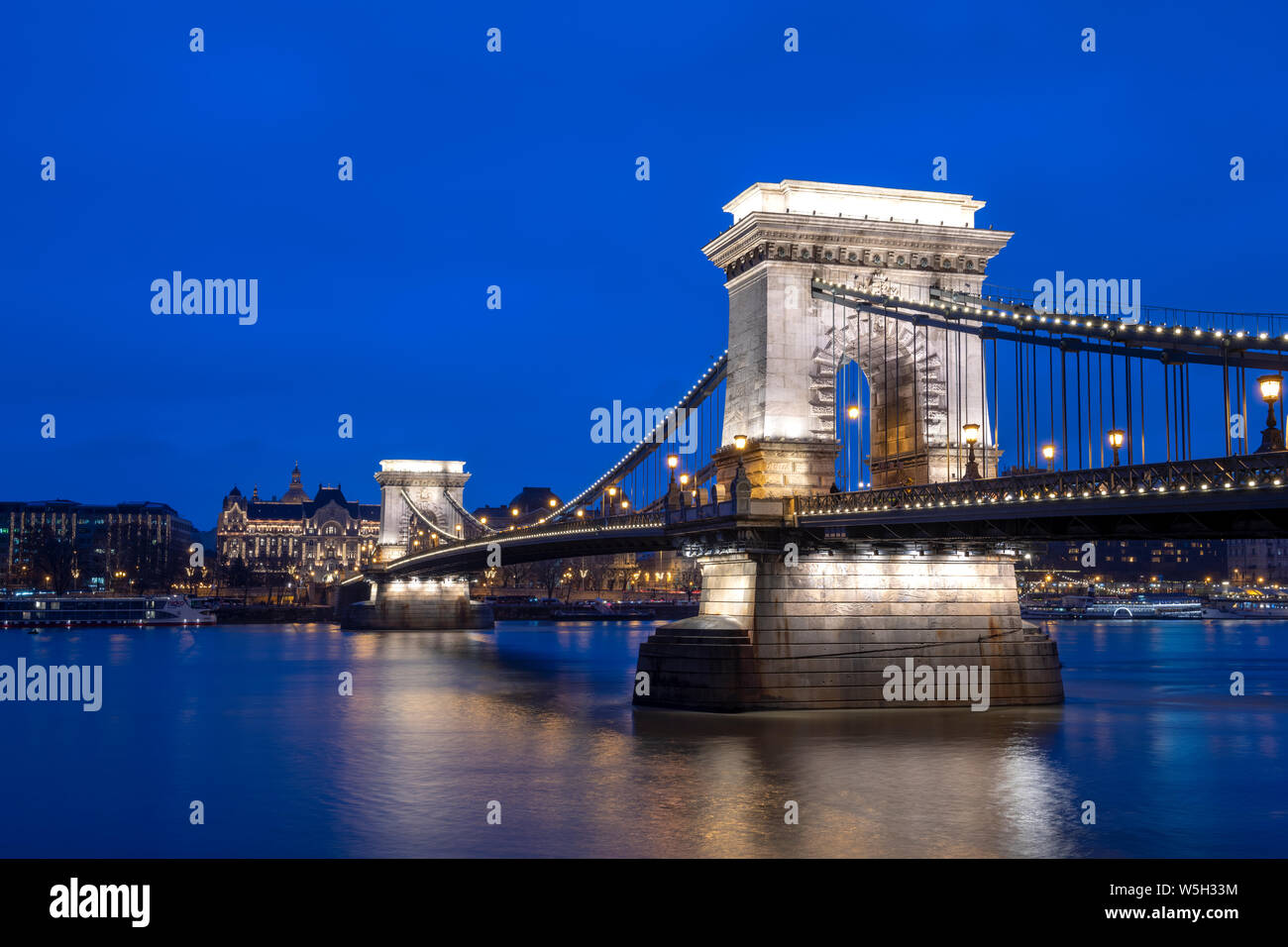 The Chain Bridge across the River Danube at night, UNESCO World ...