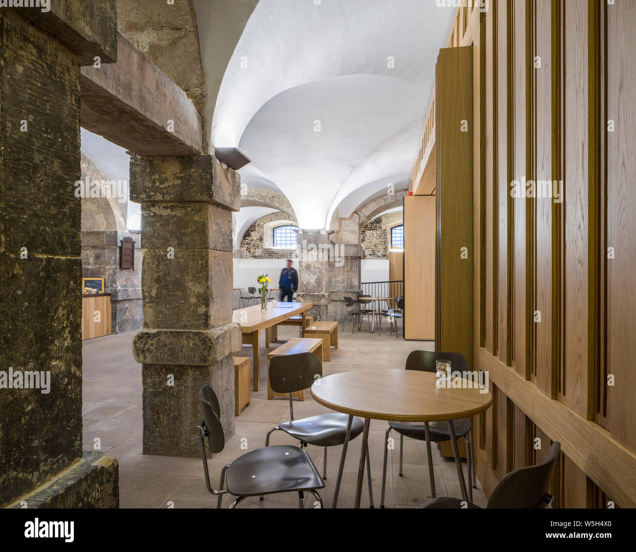 Cafe crypt london hi-res stock photography and images - Alamy