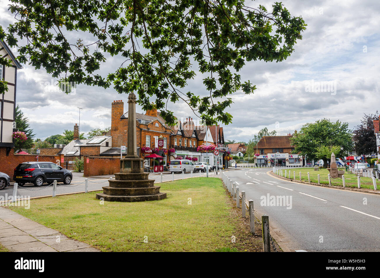 Cross village green hi-res stock photography and images - Alamy