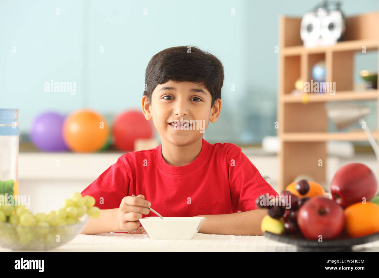 Boy having breakfast Stock Photo - Alamy
