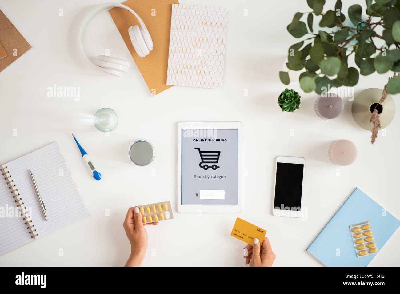 Human hands using smartphone hi-res stock photography and images - Alamy