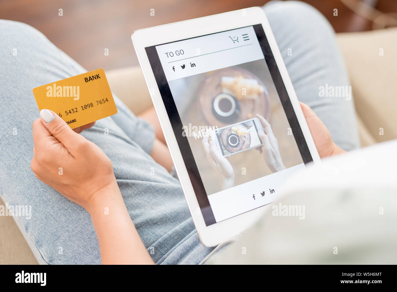 Scrolling through social media hi-res stock photography and images - Alamy